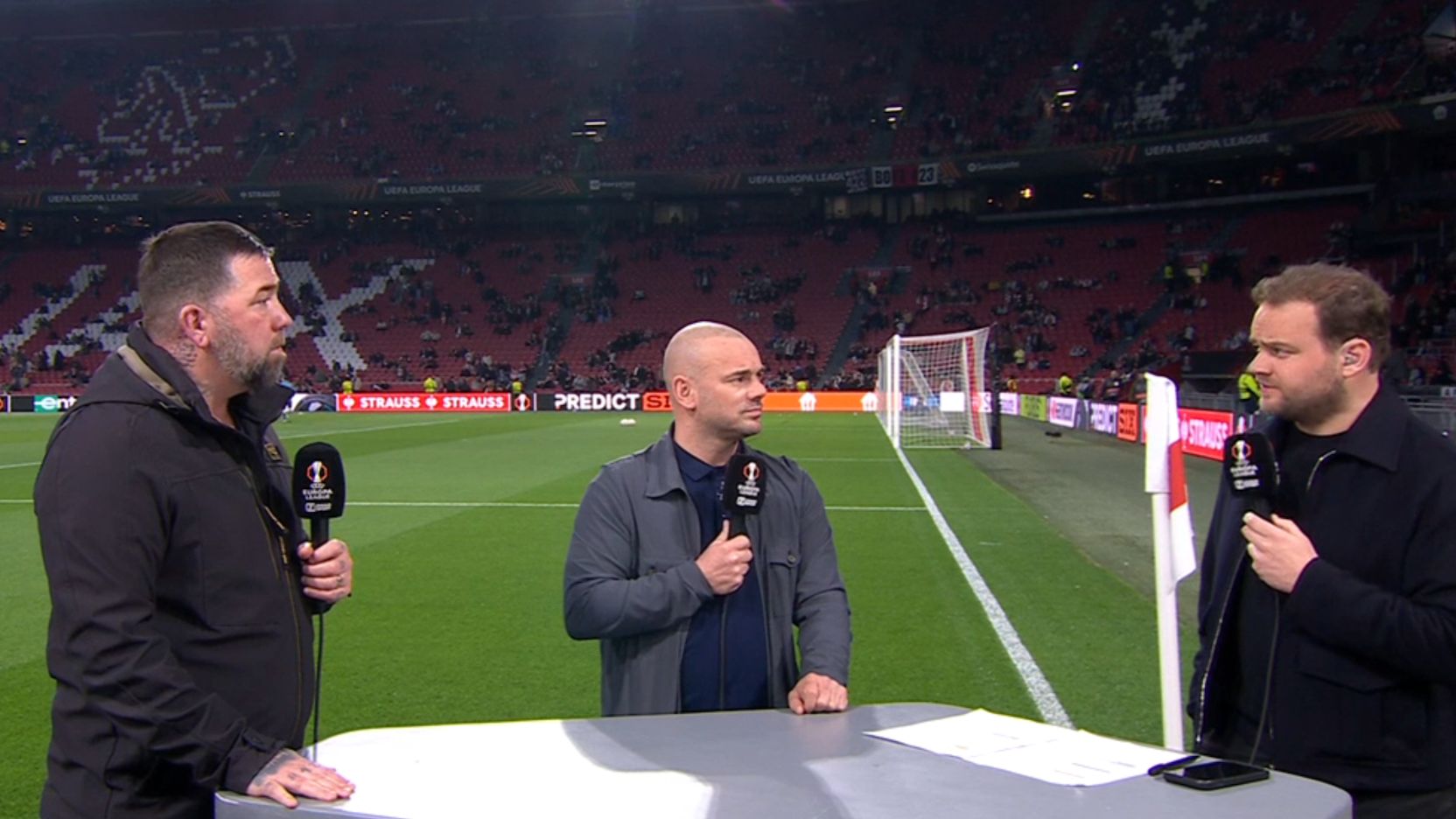 Sneijder en Janssen verschillen totaal van mening over door Farioli gepasseerde Ajax-speler ...